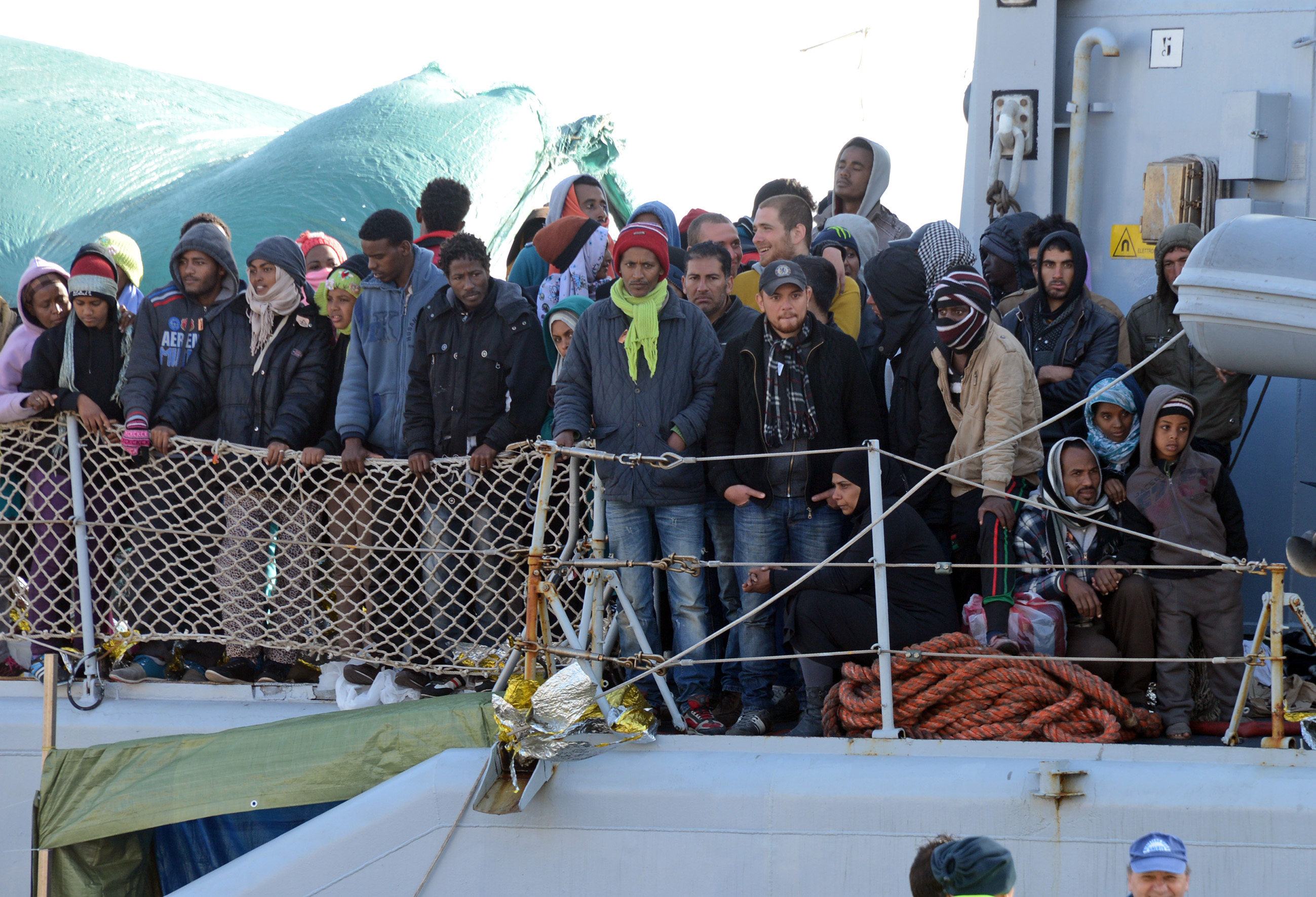 Barco naufraga en el Mediterráneo con 700 personas a bordo - Revista La ...
